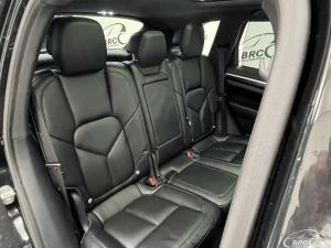 Black Porsche Cayenne 2017 in Vilnius, with an engine capacity of 3.00 L and mileage of 244 thousand km for 19900 €, photo 15 on AUTOMOTO.COM.LV