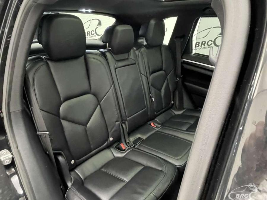 Black Porsche Cayenne 2017 in Vilnius, with an engine capacity of 3.00 L and mileage of 244 thousand km for 19900 €, photo 15 on AUTOMOTO.COM.LV