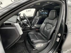 Black Porsche Cayenne 2017 in Vilnius, with an engine capacity of 3.00 L and mileage of 244 thousand km for 19900 €, photo 26 on AUTOMOTO.COM.LV