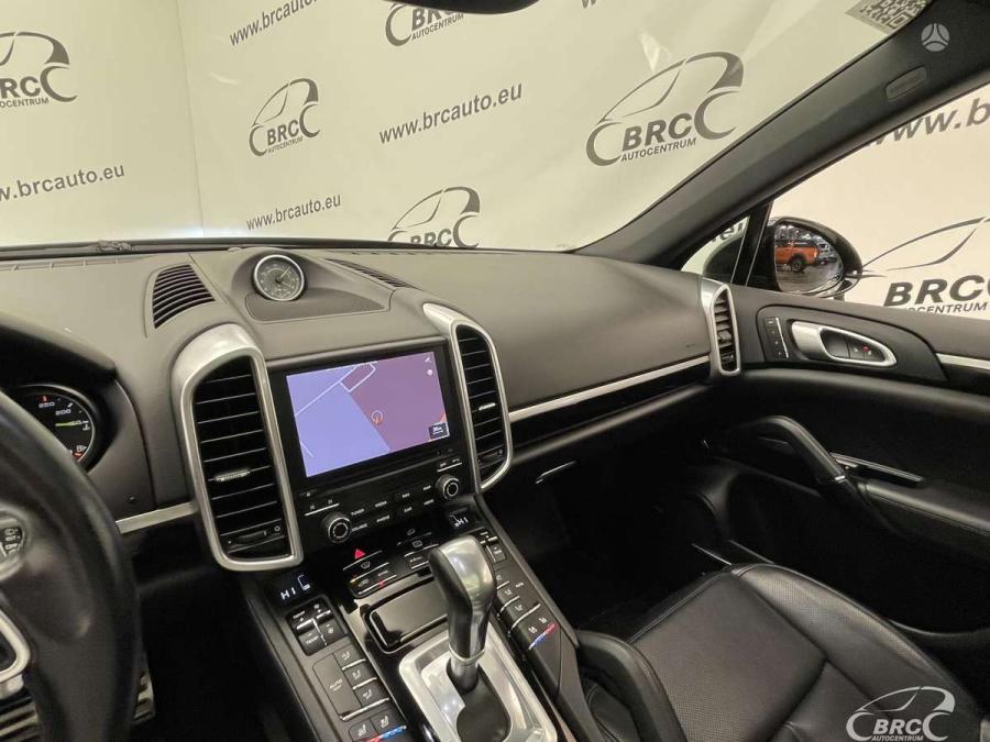 Black Porsche Cayenne 2017 in Vilnius, with an engine capacity of 3.00 L and mileage of 244 thousand km for 19900 €, photo 30 on AUTOMOTO.COM.LV