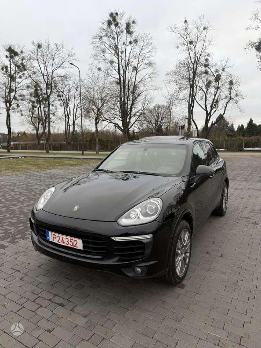 Black Porsche Cayenne 2017 in Kaunas, with an engine capacity of 3.60 L and mileage of 175 thousand km for 17500 €, photo 4 on AUTOMOTO.COM.LV