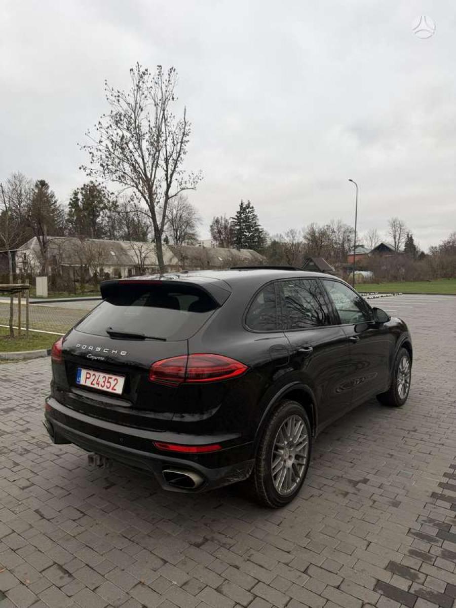 Black Porsche Cayenne 2017 in Kaunas, with an engine capacity of 3.60 L and mileage of 175 thousand km for 17500 €, photo 9 on AUTOMOTO.COM.LV