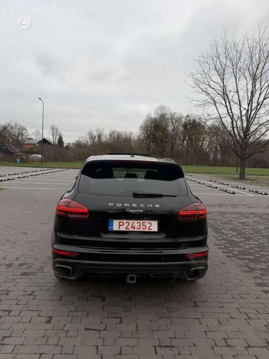 Black Porsche Cayenne 2017 in Kaunas, with an engine capacity of 3.60 L and mileage of 175 thousand km for 17500 €, photo 11 on AUTOMOTO.COM.LV