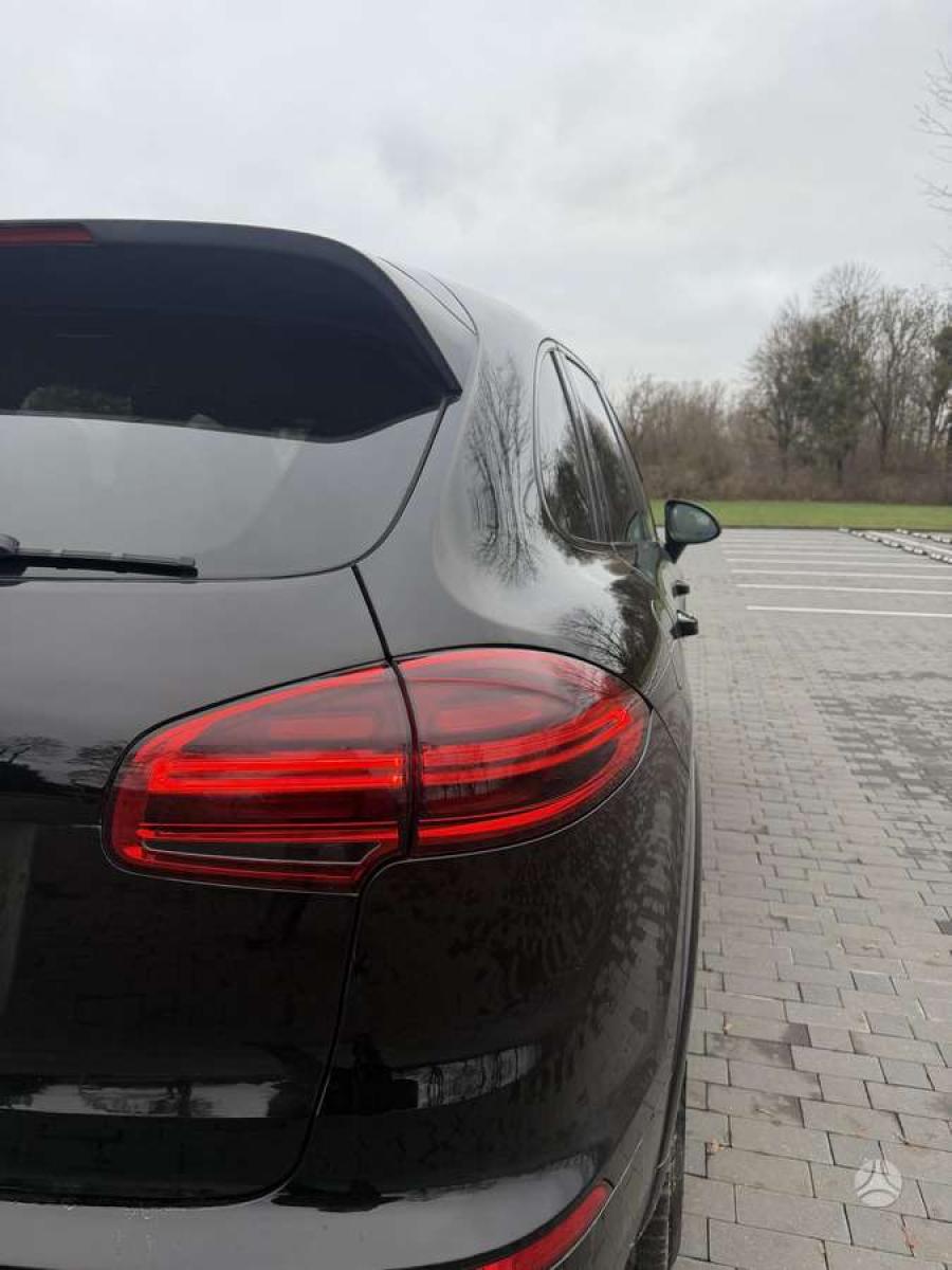 Black Porsche Cayenne 2017 in Kaunas, with an engine capacity of 3.60 L and mileage of 175 thousand km for 17500 €, photo 12 on AUTOMOTO.COM.LV