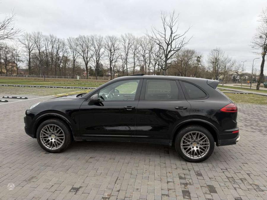 Black Porsche Cayenne 2017 in Kaunas, with an engine capacity of 3.60 L and mileage of 175 thousand km for 17500 €, photo 14 on AUTOMOTO.COM.LV