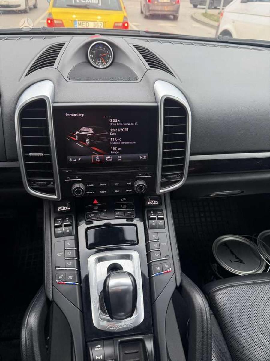 Black Porsche Cayenne 2017 in Kaunas, with an engine capacity of 3.60 L and mileage of 175 thousand km for 17500 €, photo 17 on AUTOMOTO.COM.LV