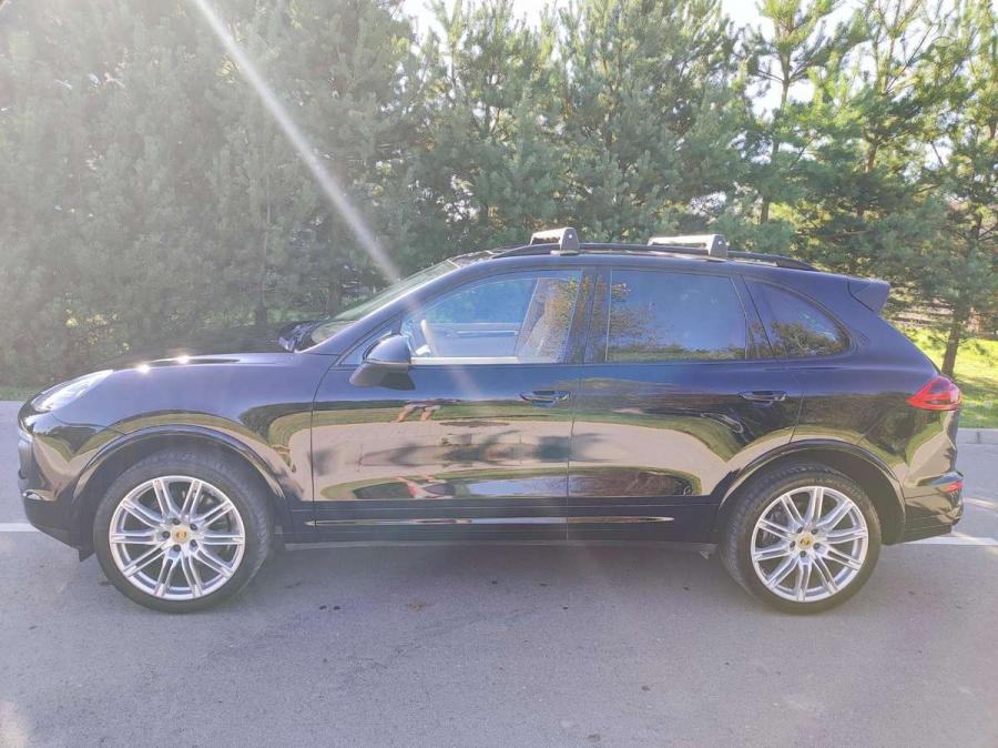 Black Porsche Cayenne 2017 in Klaipeda, with an engine capacity of 3.60 L and mileage of 129 thousand km for 23500 €, photo 3 on AUTOMOTO.COM.LV