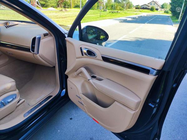 Black Porsche Cayenne 2017 in Klaipeda, with an engine capacity of 3.60 L and mileage of 129 thousand km for 23500 €, photo 10 on AUTOMOTO.COM.LV