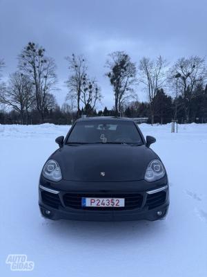 Black Porsche Cayenne 2017 in Kaunas, with an engine capacity of 3.60 L and mileage of 170 thousand km for 19999 €, photo  on AUTOMOTO.COM.LV