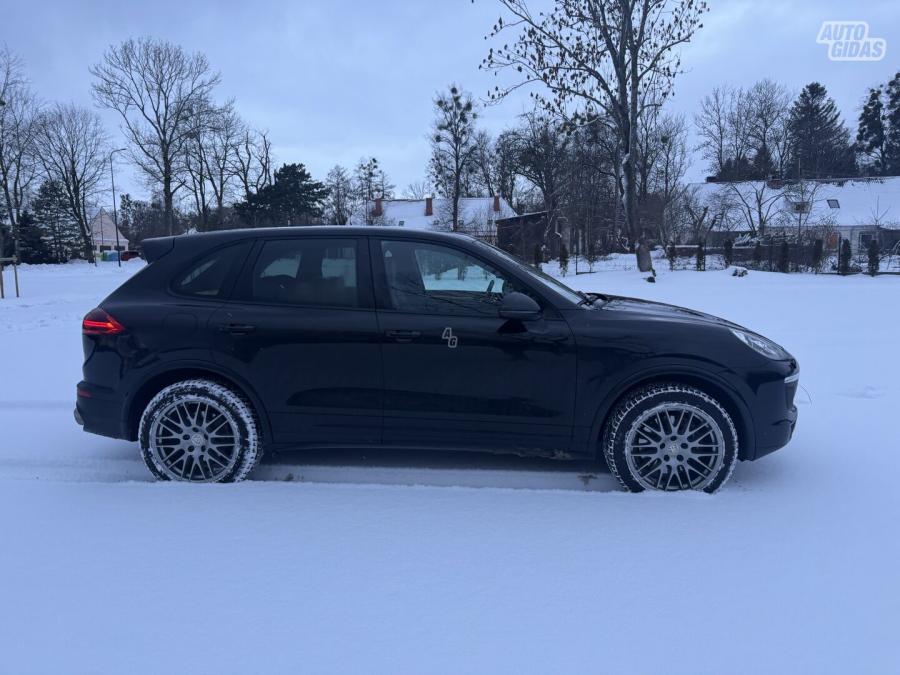 Melns Porsche Cayenne 2017 Kauņa, ar dzinēja tilpumu 3.60 L un nobraukumu 170 tūkst. km par 19999 €, foto 4 vietnē AUTOMOTO.COM.LV