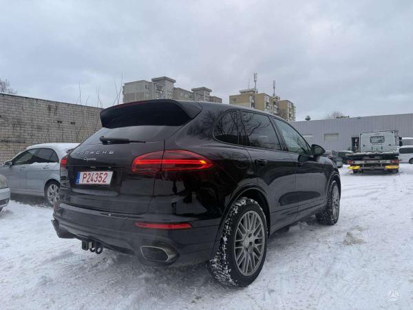 Melns Porsche Cayenne 2017 Kauņa, ar dzinēja tilpumu 3.60 L un nobraukumu 171 tūkst. km par 18400 €, foto 1 vietnē AUTOMOTO.COM.LV