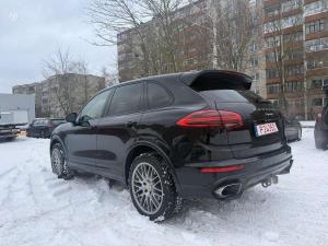 Black Porsche Cayenne 2017 in Kaunas, with an engine capacity of 3.60 L and mileage of 171 thousand km for 18400 €, photo 2 on AUTOMOTO.COM.LV