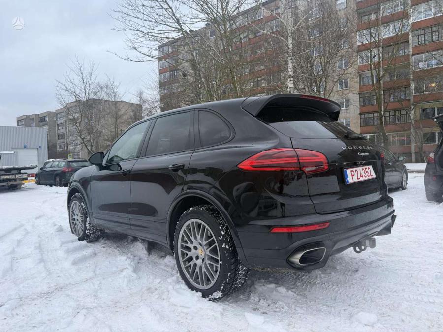 Black Porsche Cayenne 2017 in Kaunas, with an engine capacity of 3.60 L and mileage of 171 thousand km for 18400 €, photo 2 on AUTOMOTO.COM.LV
