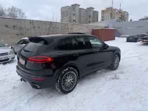 Black Porsche Cayenne 2017 in Kaunas, with an engine capacity of 3.60 L and mileage of 171 thousand km for 18400 €, photo 4 on AUTOMOTO.COM.LV