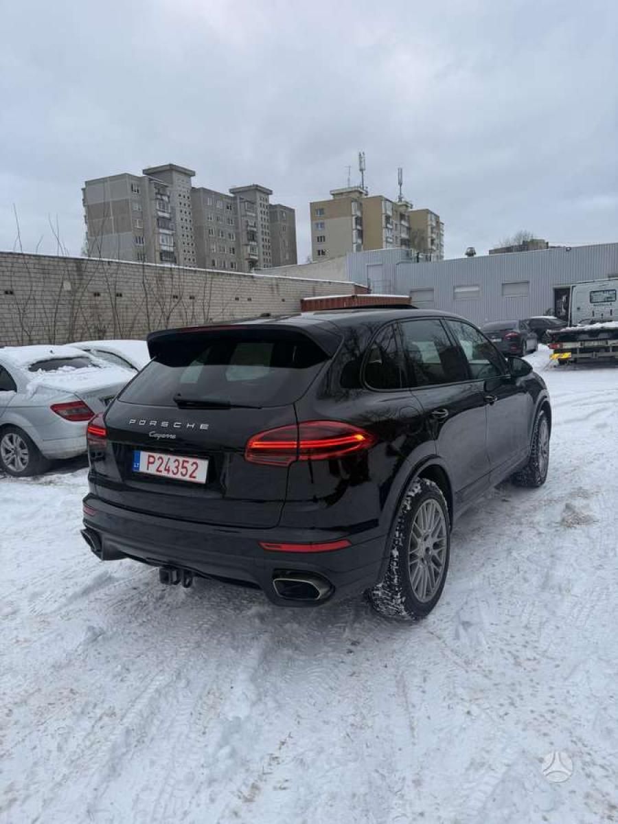 Black Porsche Cayenne 2017 in Kaunas, with an engine capacity of 3.60 L and mileage of 171 thousand km for 18400 €, photo 5 on AUTOMOTO.COM.LV