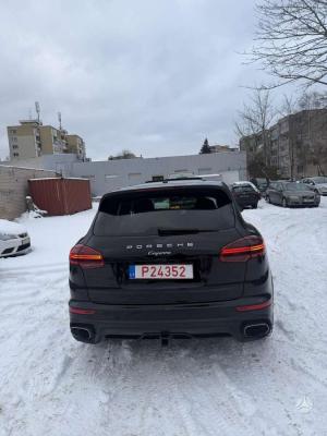 Black Porsche Cayenne 2017 in Kaunas, with an engine capacity of 3.60 L and mileage of 171 thousand km for 18400 €, photo 6 on AUTOMOTO.COM.LV