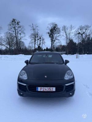 Black Porsche Cayenne 2017 in Kaunas, with an engine capacity of 3.60 L and mileage of 171 thousand km for 18400 €, photo 8 on AUTOMOTO.COM.LV