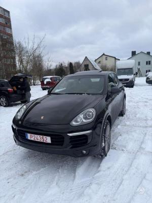 Black Porsche Cayenne 2017 in Kaunas, with an engine capacity of 3.60 L and mileage of 170 thousand km for 17999 €, photo 8 on AUTOMOTO.COM.LV