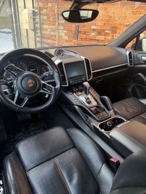 Black Porsche Cayenne 2017 in Kaunas, with an engine capacity of 3.60 L and mileage of 170 thousand km for 17999 €, photo 14 on AUTOMOTO.COM.LV