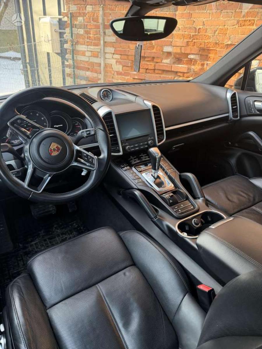 Black Porsche Cayenne 2017 in Kaunas, with an engine capacity of 3.60 L and mileage of 170 thousand km for 17999 €, photo 14 on AUTOMOTO.COM.LV