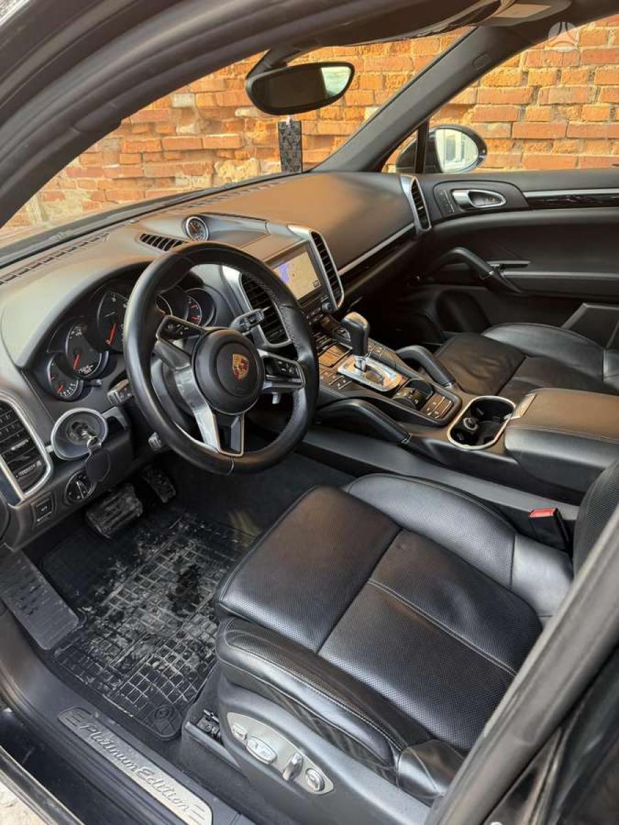 Black Porsche Cayenne 2017 in Kaunas, with an engine capacity of 3.60 L and mileage of 170 thousand km for 17999 €, photo 16 on AUTOMOTO.COM.LV