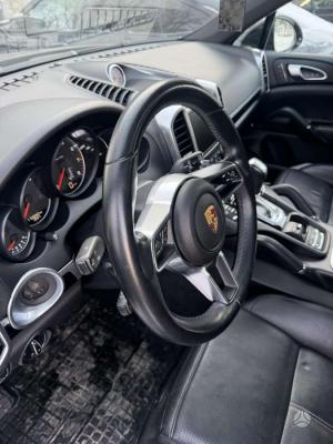 Black Porsche Cayenne 2017 in Kaunas, with an engine capacity of 3.60 L and mileage of 170 thousand km for 17999 €, photo 17 on AUTOMOTO.COM.LV