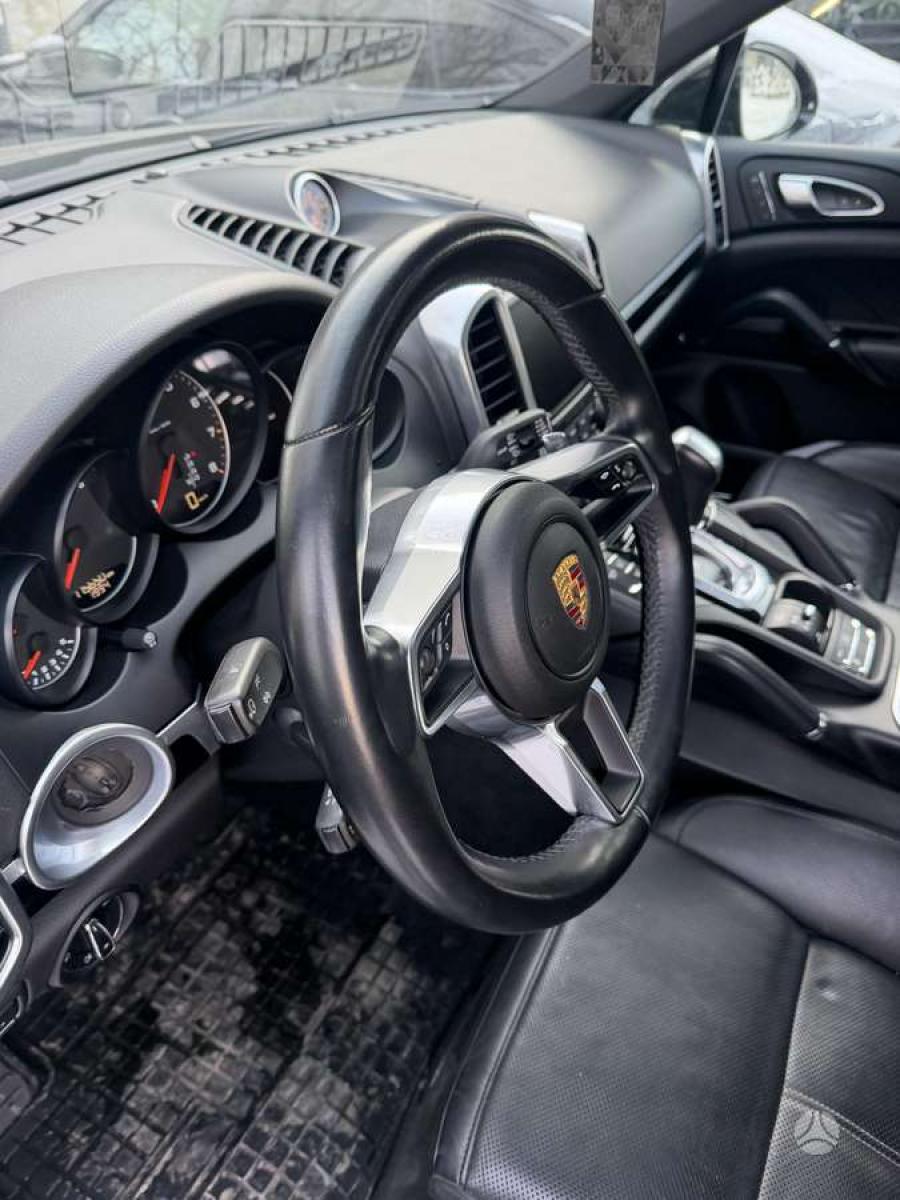 Black Porsche Cayenne 2017 in Kaunas, with an engine capacity of 3.60 L and mileage of 170 thousand km for 17999 €, photo 17 on AUTOMOTO.COM.LV