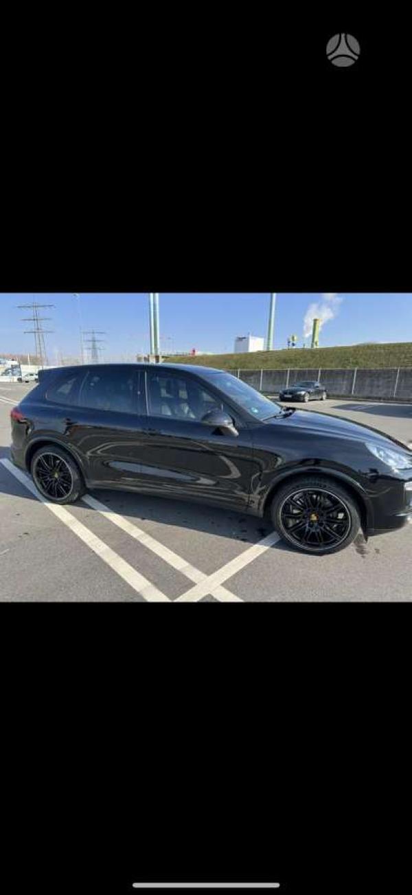 Black Porsche Cayenne 2017 in Vilnius, with an engine capacity of 3.60 L and mileage of 182 thousand km for 20000 €, photo 3 on AUTOMOTO.COM.LV