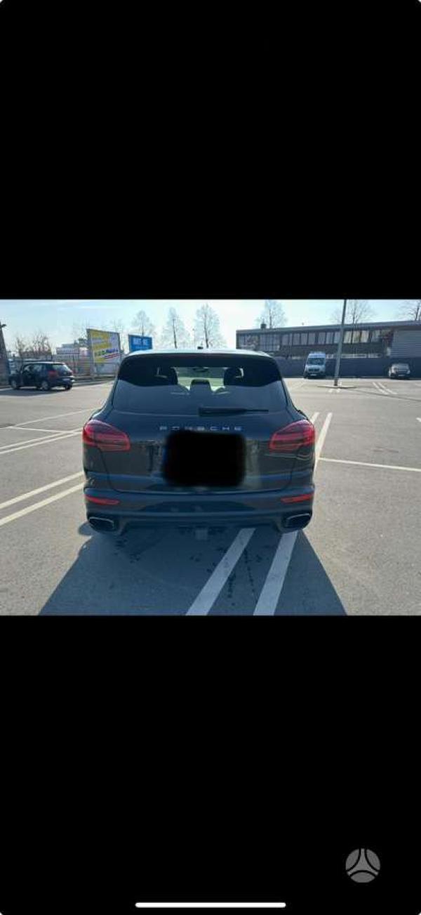 Black Porsche Cayenne 2017 in Vilnius, with an engine capacity of 3.60 L and mileage of 182 thousand km for 20000 €, photo 4 on AUTOMOTO.COM.LV