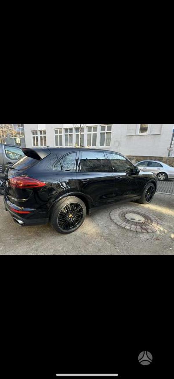 Black Porsche Cayenne 2017 in Vilnius, with an engine capacity of 3.60 L and mileage of 182 thousand km for 20000 €, photo 6 on AUTOMOTO.COM.LV