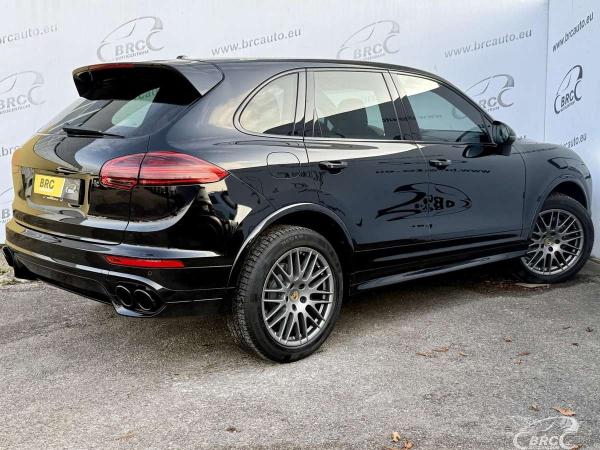 Black Porsche Cayenne 2017 in Klaipeda, with an engine capacity of 3.60 L and mileage of 157 thousand km for 19900 €, photo 3 on AUTOMOTO.COM.LV