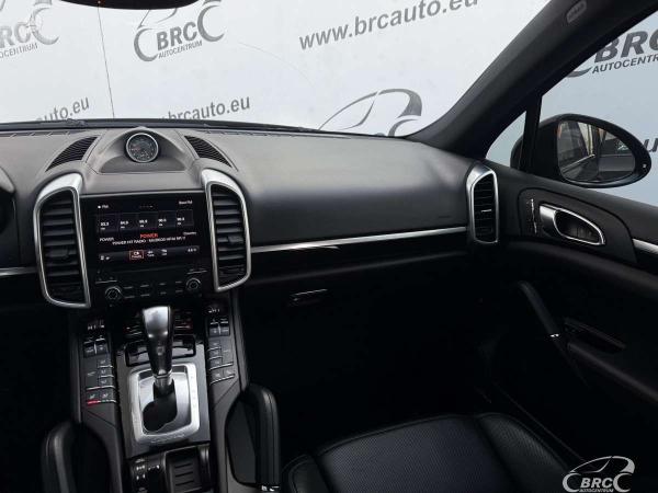 Black Porsche Cayenne 2017 in Klaipeda, with an engine capacity of 3.60 L and mileage of 157 thousand km for 19900 €, photo 6 on AUTOMOTO.COM.LV