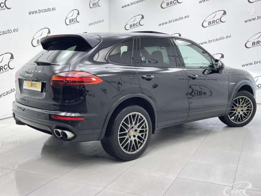 Black Porsche Cayenne 2017 in Vilnius, with an engine capacity of 3.00 L and mileage of 244 thousand km for 18900 €, photo 3 on AUTOMOTO.COM.LV