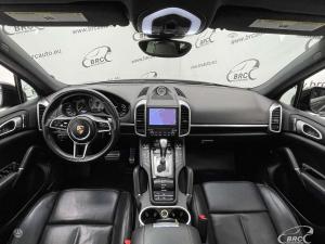 Black Porsche Cayenne 2017 in Vilnius, with an engine capacity of 3.00 L and mileage of 244 thousand km for 18900 €, photo 4 on AUTOMOTO.COM.LV