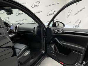 Black Porsche Cayenne 2017 in Vilnius, with an engine capacity of 3.00 L and mileage of 244 thousand km for 18900 €, photo 10 on AUTOMOTO.COM.LV