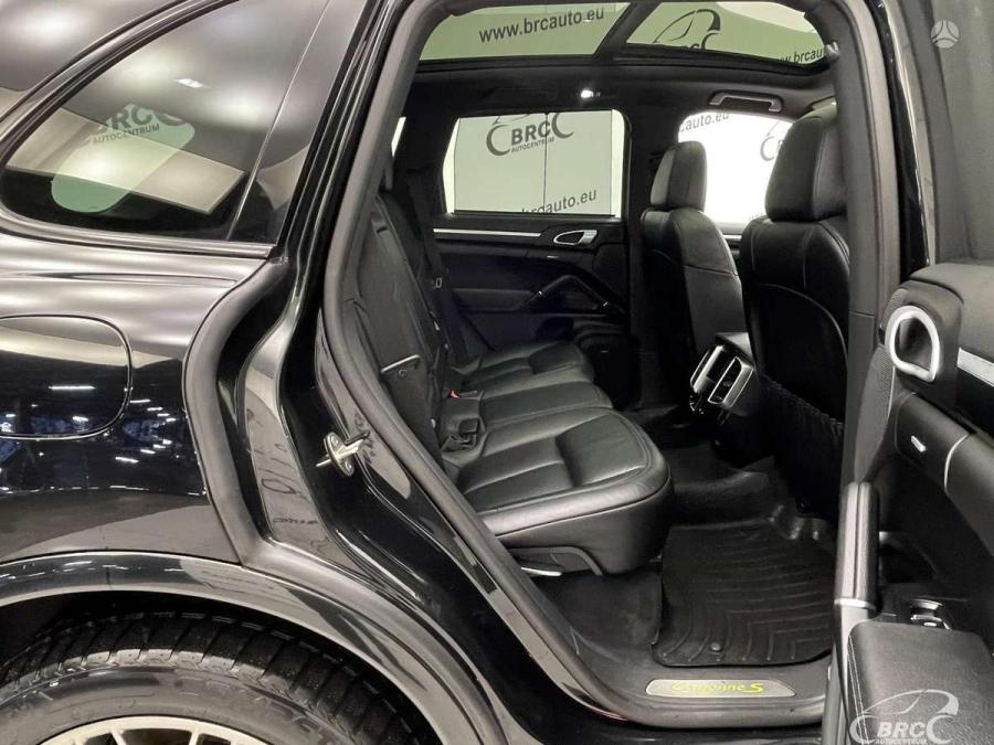Black Porsche Cayenne 2017 in Vilnius, with an engine capacity of 3.00 L and mileage of 244 thousand km for 18900 €, photo 13 on AUTOMOTO.COM.LV