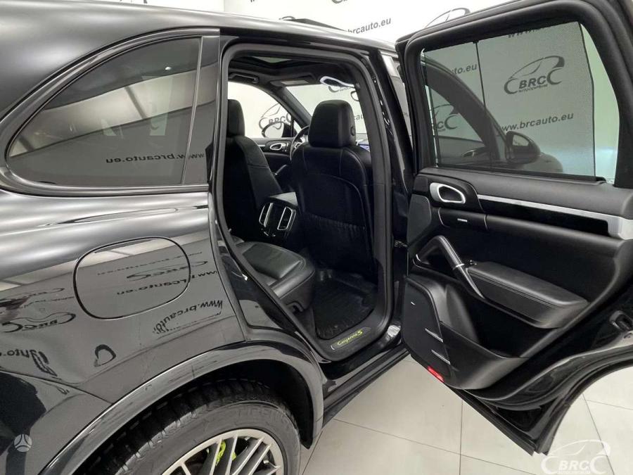 Black Porsche Cayenne 2017 in Vilnius, with an engine capacity of 3.00 L and mileage of 244 thousand km for 18900 €, photo 16 on AUTOMOTO.COM.LV