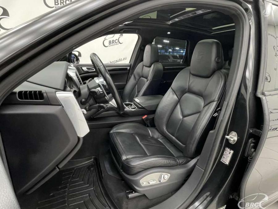 Black Porsche Cayenne 2017 in Vilnius, with an engine capacity of 3.00 L and mileage of 244 thousand km for 18900 €, photo 26 on AUTOMOTO.COM.LV