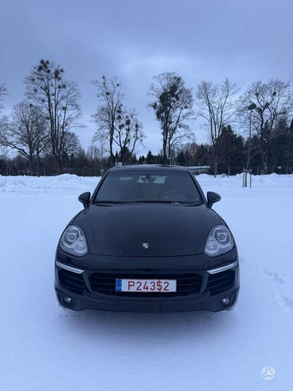 Melns Porsche Cayenne 2017 Kauņa, ar dzinēja tilpumu 3.60 L un nobraukumu 170 tūkst. km par 17899 €, foto  vietnē AUTOMOTO.COM.LV