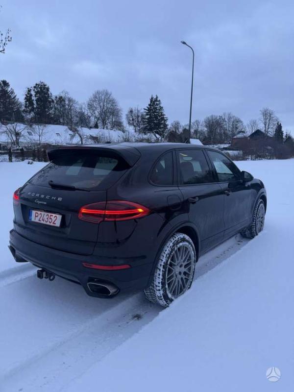 Melns Porsche Cayenne 2017 Kauņa, ar dzinēja tilpumu 3.60 L un nobraukumu 170 tūkst. km par 17899 €, foto 3 vietnē AUTOMOTO.COM.LV