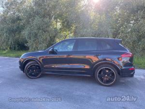 Black Porsche Cayenne 2017 in Tallinn, with an engine capacity of 3.00 L and mileage of 135 thousand km for 33990 €, photo 4 on AUTOMOTO.COM.LV