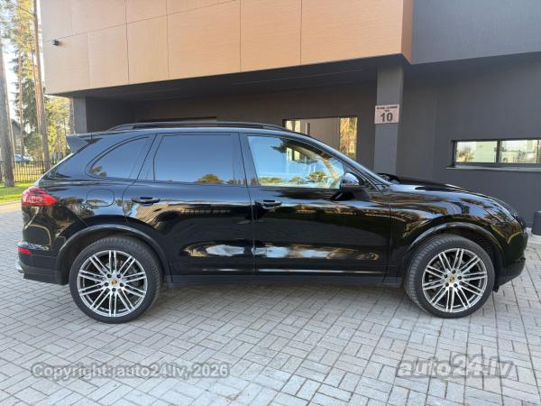 Melns Porsche Cayenne 2017 Tallina, ar dzinēja tilpumu 3.00 L un nobraukumu 197 tūkst. km par 30600 €, foto 2 vietnē AUTOMOTO.COM.LV