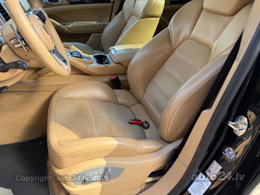Melns Porsche Cayenne 2017 Tallina, ar dzinēja tilpumu 3.00 L un nobraukumu 197 tūkst. km par 30600 €, foto 20 vietnē AUTOMOTO.COM.LV