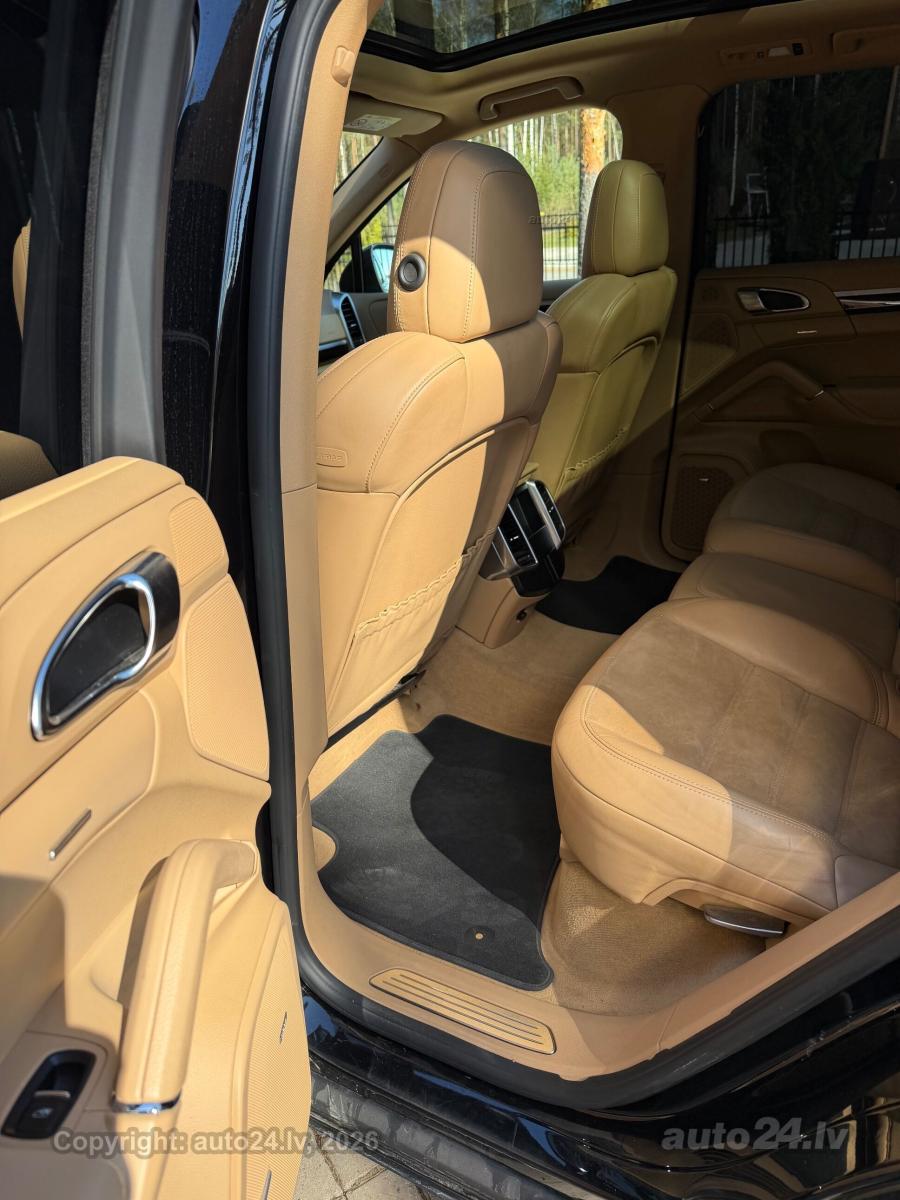 Melns Porsche Cayenne 2017 Tallina, ar dzinēja tilpumu 3.00 L un nobraukumu 197 tūkst. km par 30600 €, foto 27 vietnē AUTOMOTO.COM.LV