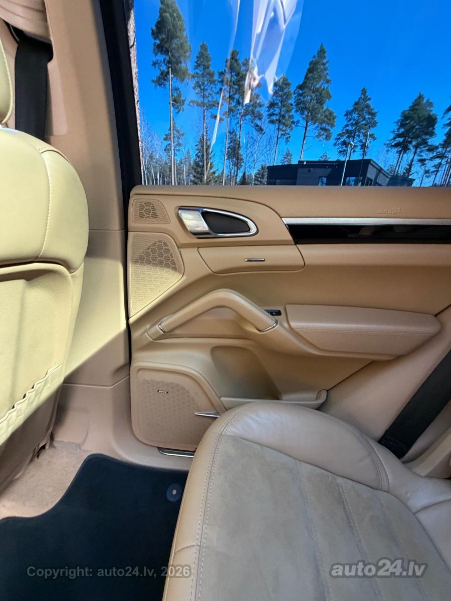 Melns Porsche Cayenne 2017 Tallina, ar dzinēja tilpumu 3.00 L un nobraukumu 197 tūkst. km par 30600 €, foto 29 vietnē AUTOMOTO.COM.LV