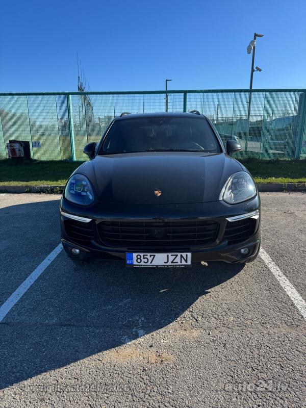 Melns Porsche Cayenne 2017 Tallina, ar dzinēja tilpumu 4.20 L un nobraukumu 210 tūkst. km par 39000 €, foto 2 vietnē AUTOMOTO.COM.LV
