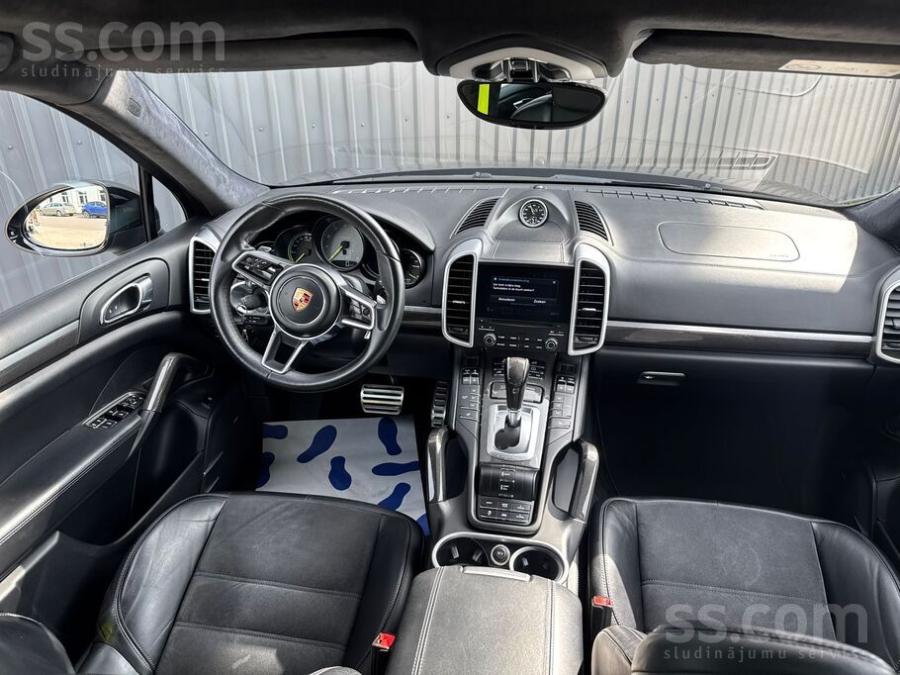 Black Porsche Cayenne 2017 in Riga, with an engine capacity of 3.00 L and mileage of 192 thousand km for 26000 €, photo 3 on AUTOMOTO.COM.LV