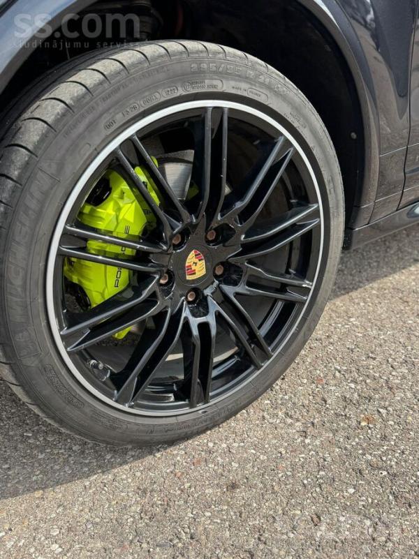 Black Porsche Cayenne 2017 in Riga, with an engine capacity of 3.00 L and mileage of 192 thousand km for 26000 €, photo 6 on AUTOMOTO.COM.LV
