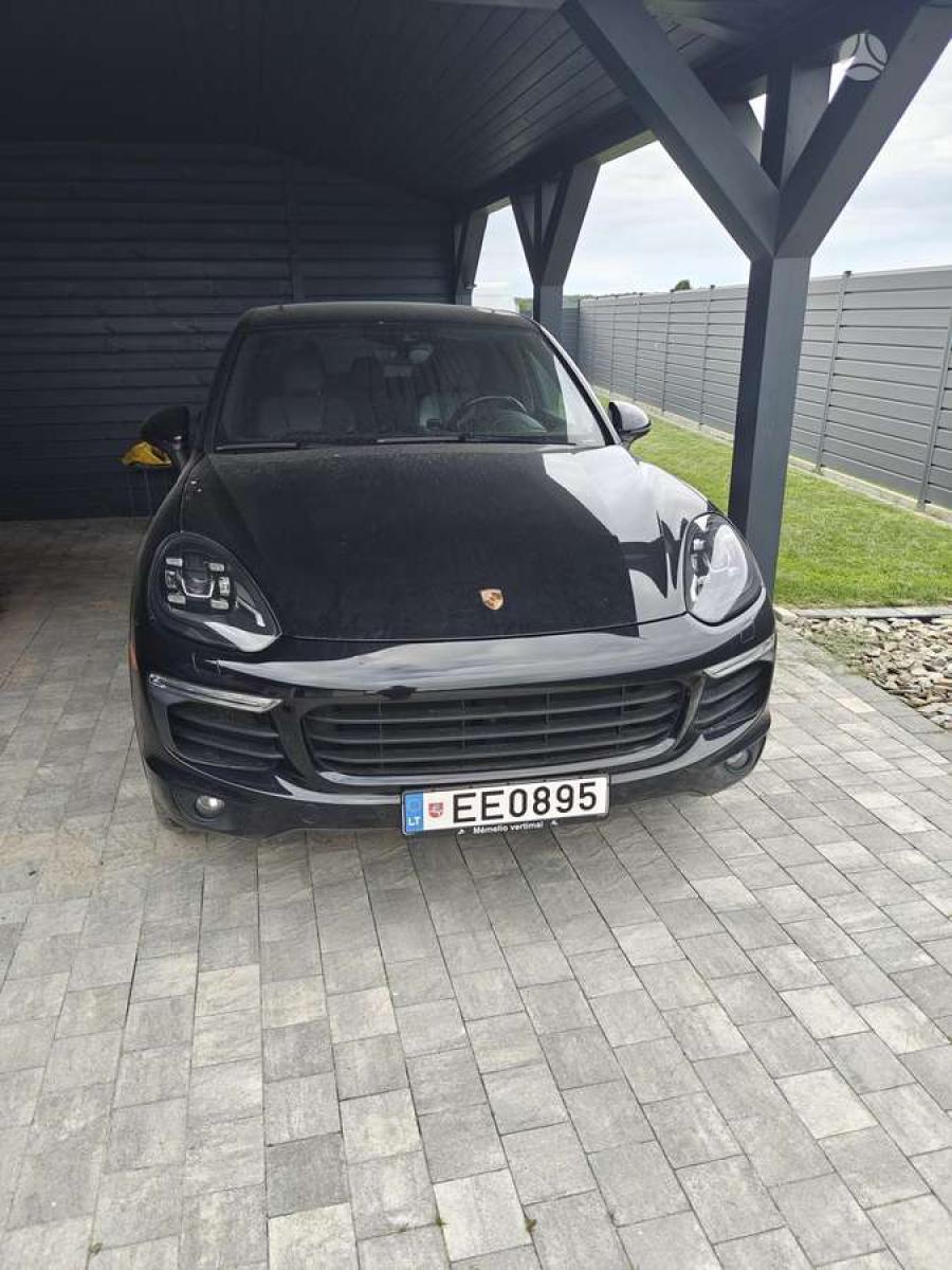 Black Porsche Cayenne 2017 in Klaipeda, with an engine capacity of 3.00 L and mileage of 157 thousand km for 24750 €, photo 1 on AUTOMOTO.COM.LV