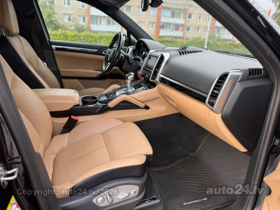 Melns Porsche Cayenne 2017 Tartu, ar dzinēja tilpumu 3.00 L un nobraukumu 169 tūkst. km par 26999 €, foto 12 vietnē AUTOMOTO.COM.LV